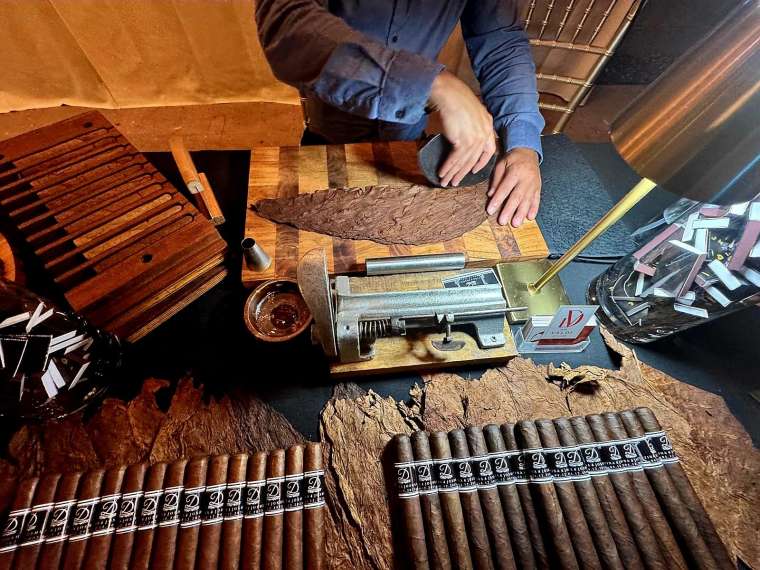 Cigar Roller For Weddings & Events: Dallas, TX - Don Valdi